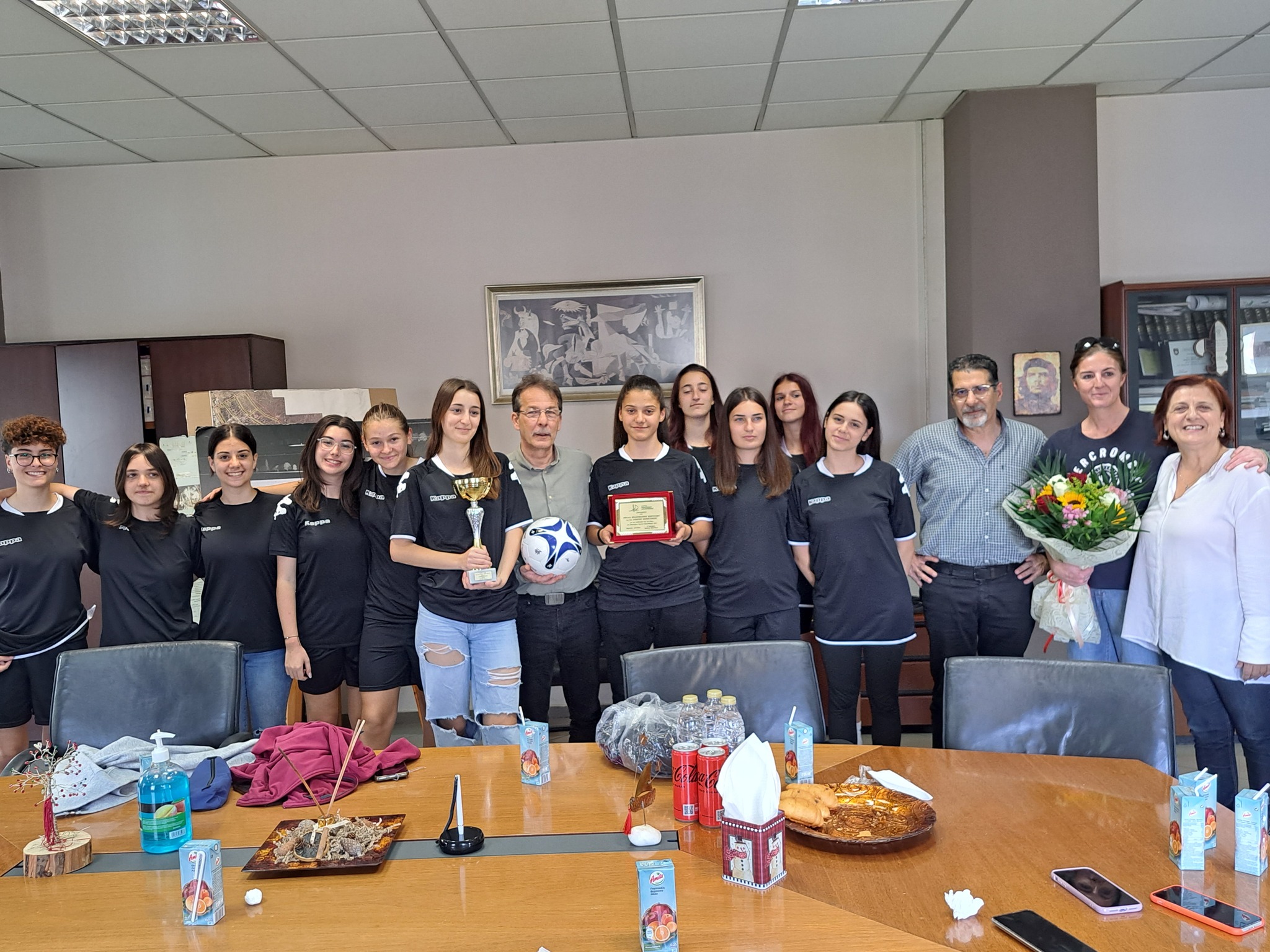 Η ΓΥΝΑΙΚΕΙΑ ΜΑΘΗΤΙΚΗ ΟΜΑΔΑ ΠΟΔΟΣΦΑΙΡΟΥ ΤΟΥ 1ΟΥ ΓΕΛ ΣΤΟ ΔΗΜΑΡΧΕΙΟ ...