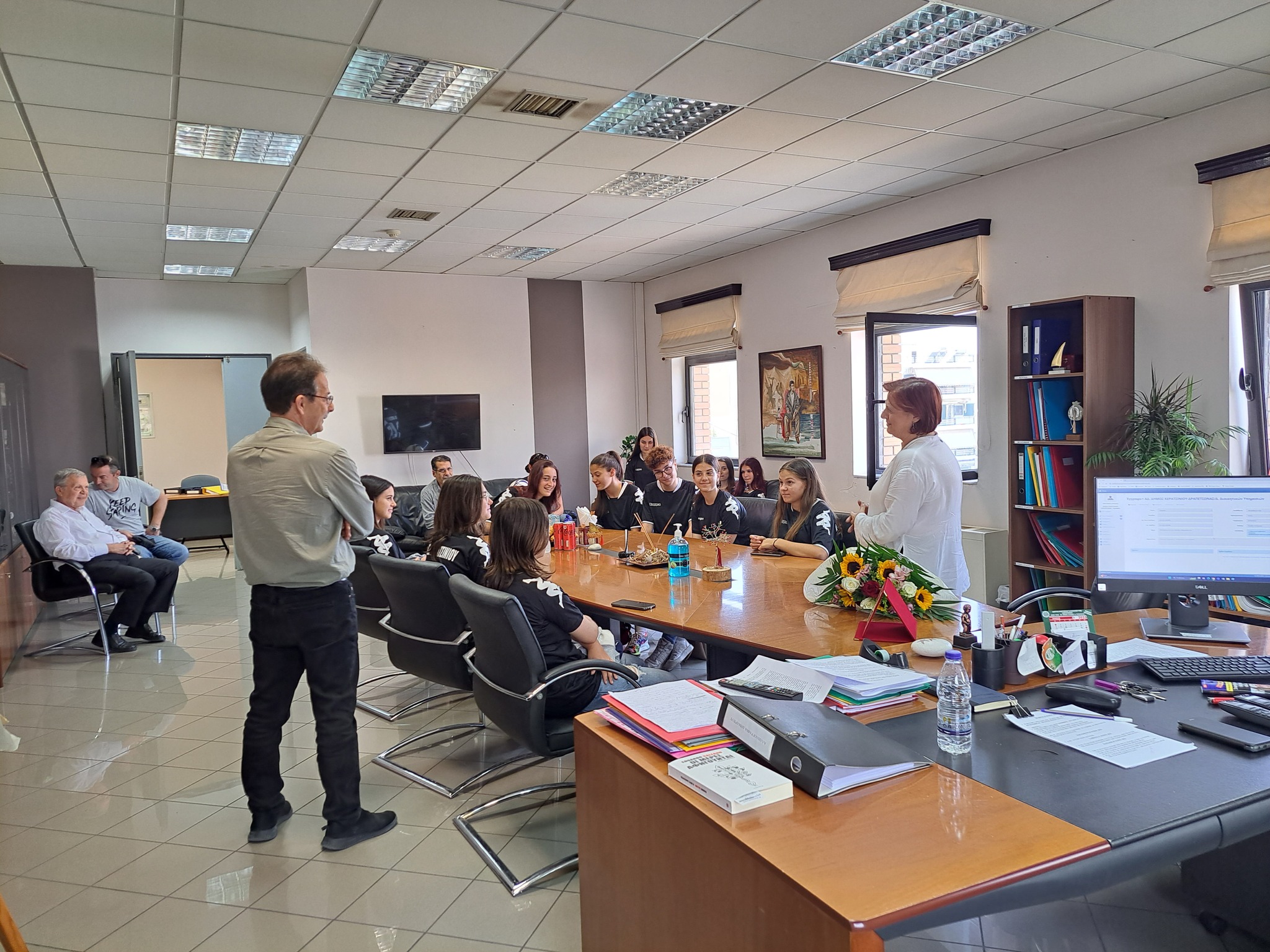 Η ΓΥΝΑΙΚΕΙΑ ΜΑΘΗΤΙΚΗ ΟΜΑΔΑ ΠΟΔΟΣΦΑΙΡΟΥ ΤΟΥ 1ΟΥ ΓΕΛ ΣΤΟ ΔΗΜΑΡΧΕΙΟ ...