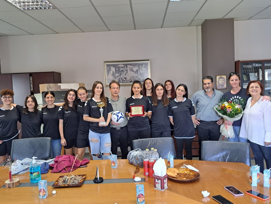 Η ΓΥΝΑΙΚΕΙΑ ΜΑΘΗΤΙΚΗ ΟΜΑΔΑ ΠΟΔΟΣΦΑΙΡΟΥ ΤΟΥ 1ΟΥ ΓΕΛ ΣΤΟ ΔΗΜΑΡΧΕΙΟ ...